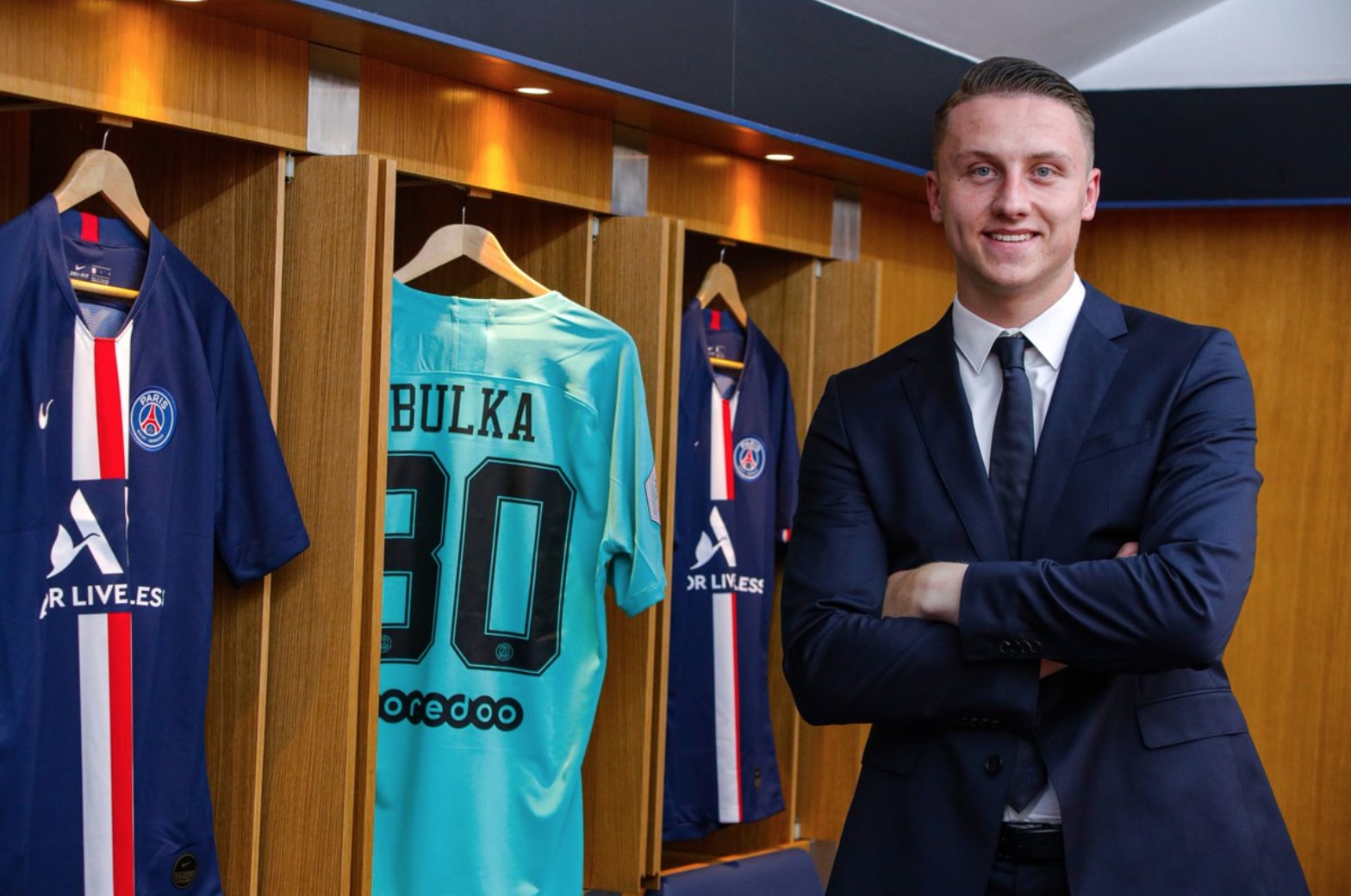 PSG announce the signing of former Chelsea goalkeeper Marcin Bulka