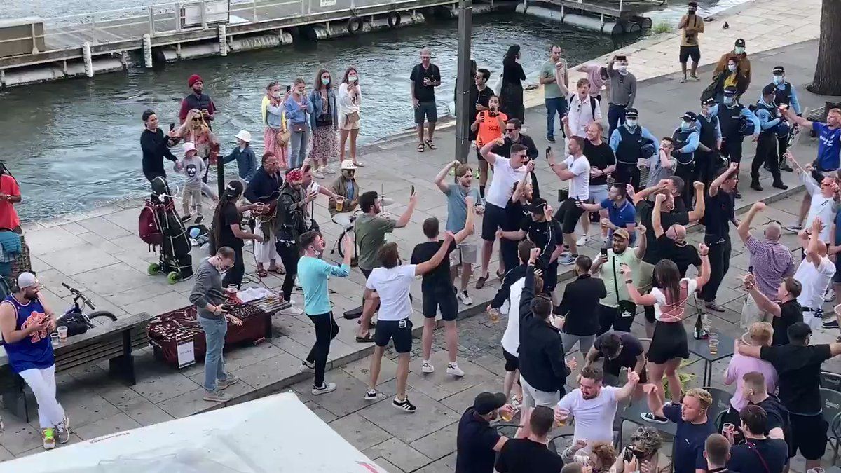 (Video): Chelsea fans raise the temperature in the streets of Porto ...