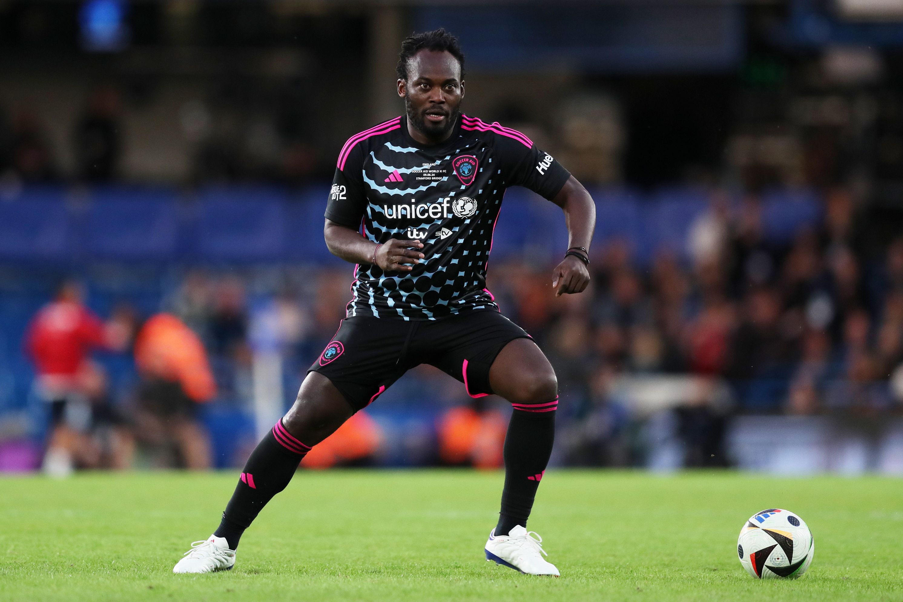 Michael Essien claims Xabi Alonso must win a trophy next season